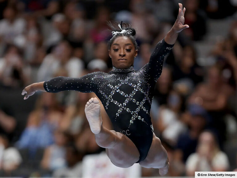 Simone Biles beats ‘twisties’ to make history (Reading Level 4-5) - The Day