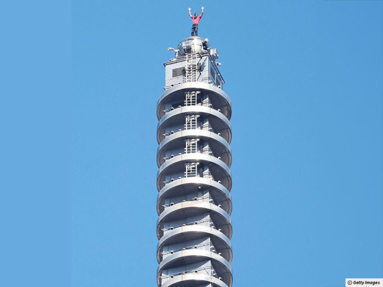 Daredevil climb livestreamed on Netflix (Reading Level 3) - The Day